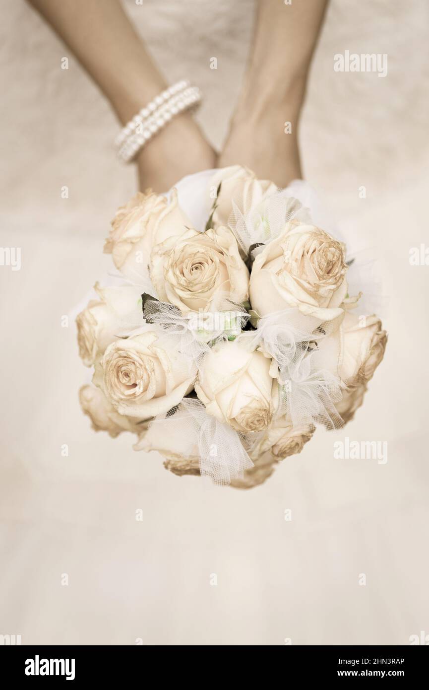 White rosebud bouquet hi-res stock photography and images - Alamy