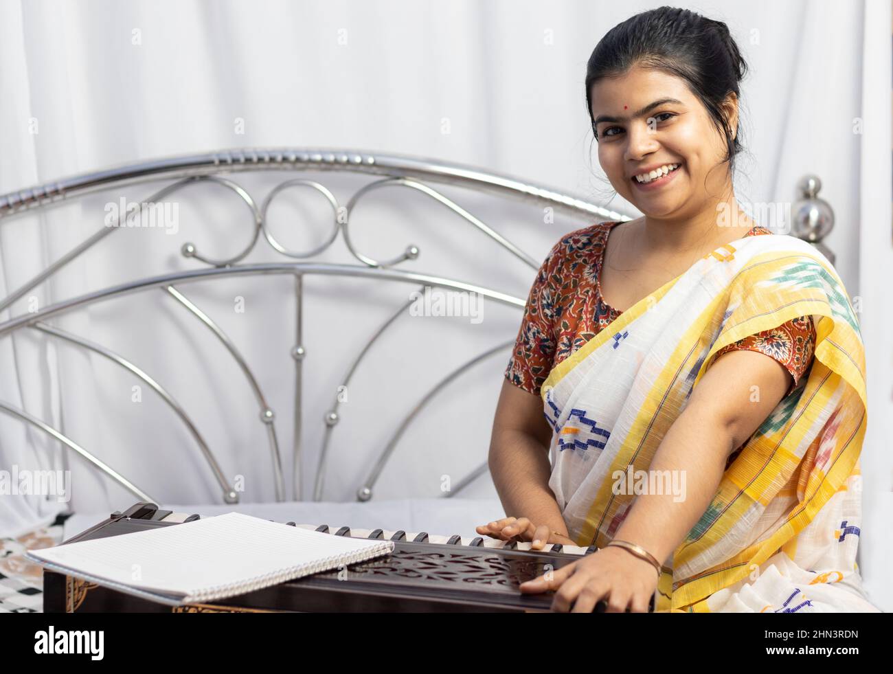 Indian lady wearing a saree hi-res stock photography and images - Alamy