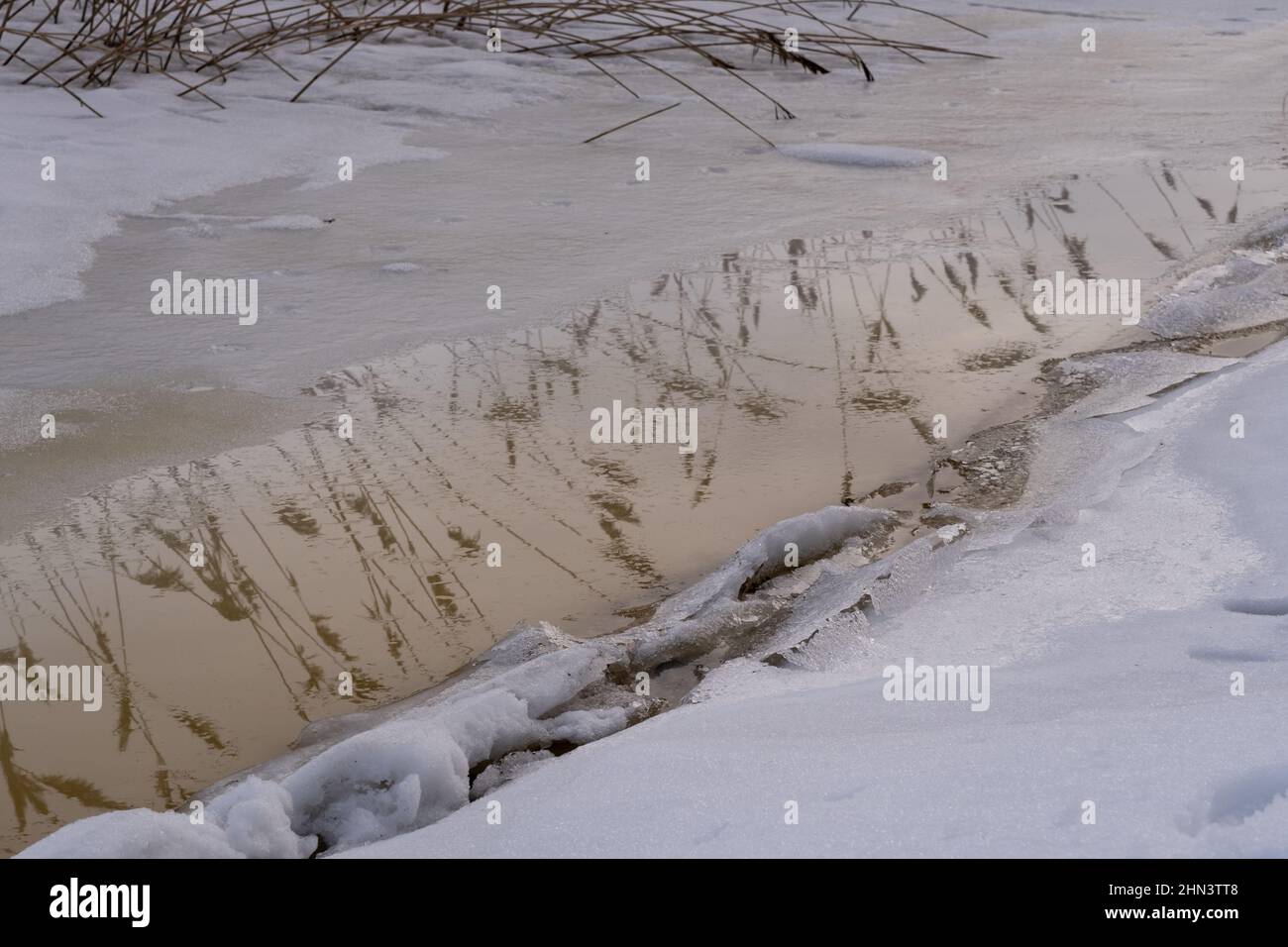 Snowy crack hi-res stock photography and images - Alamy