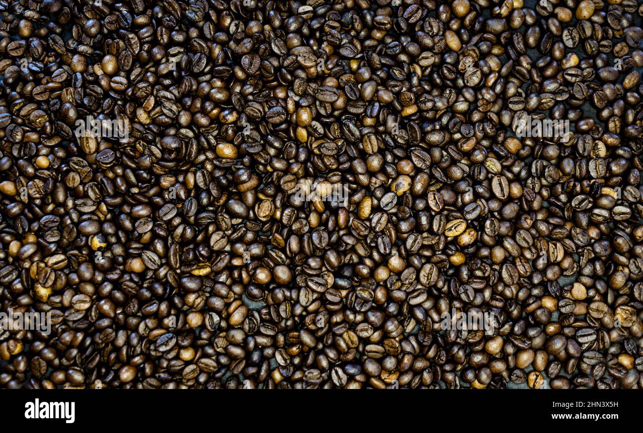 Roasted coffee beans background. Top view. coffee texture Stock Photo ...