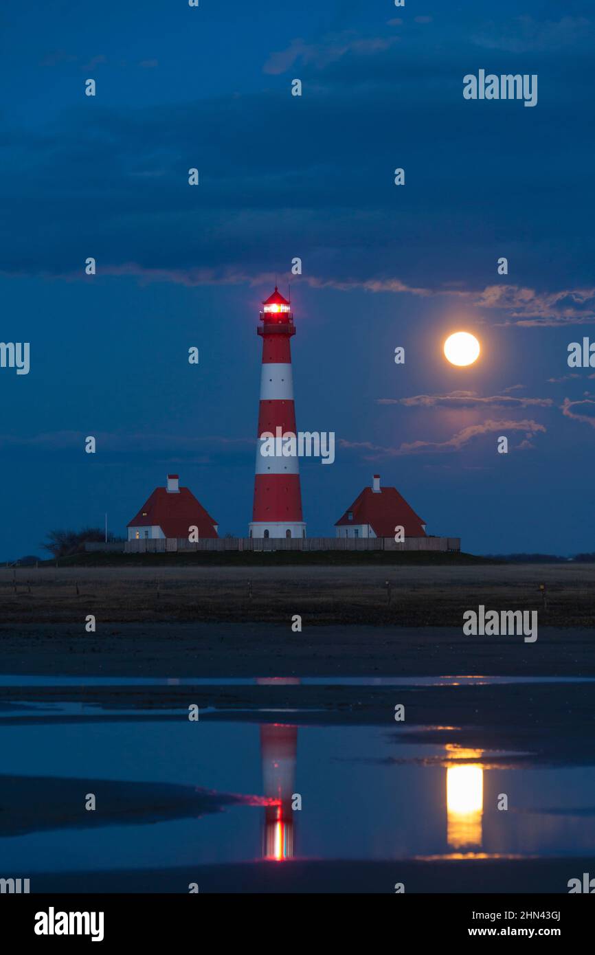 The lighthouse Westerheversand at full moon. Peninsula of Eiderstedt ...