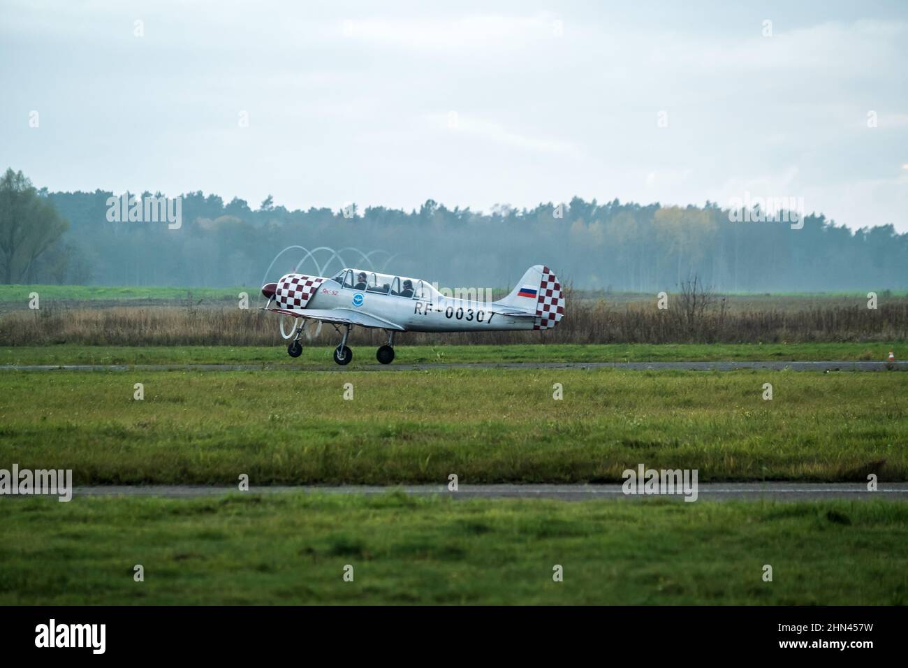 Single engine aircraft riding on airfield Stock Photo - Alamy