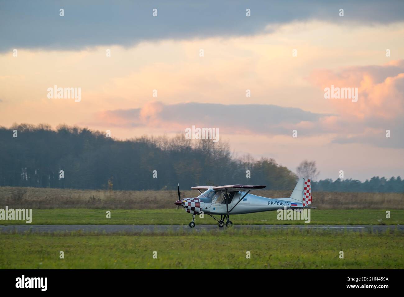 Single engine aircraft riding on airfield Stock Photo - Alamy