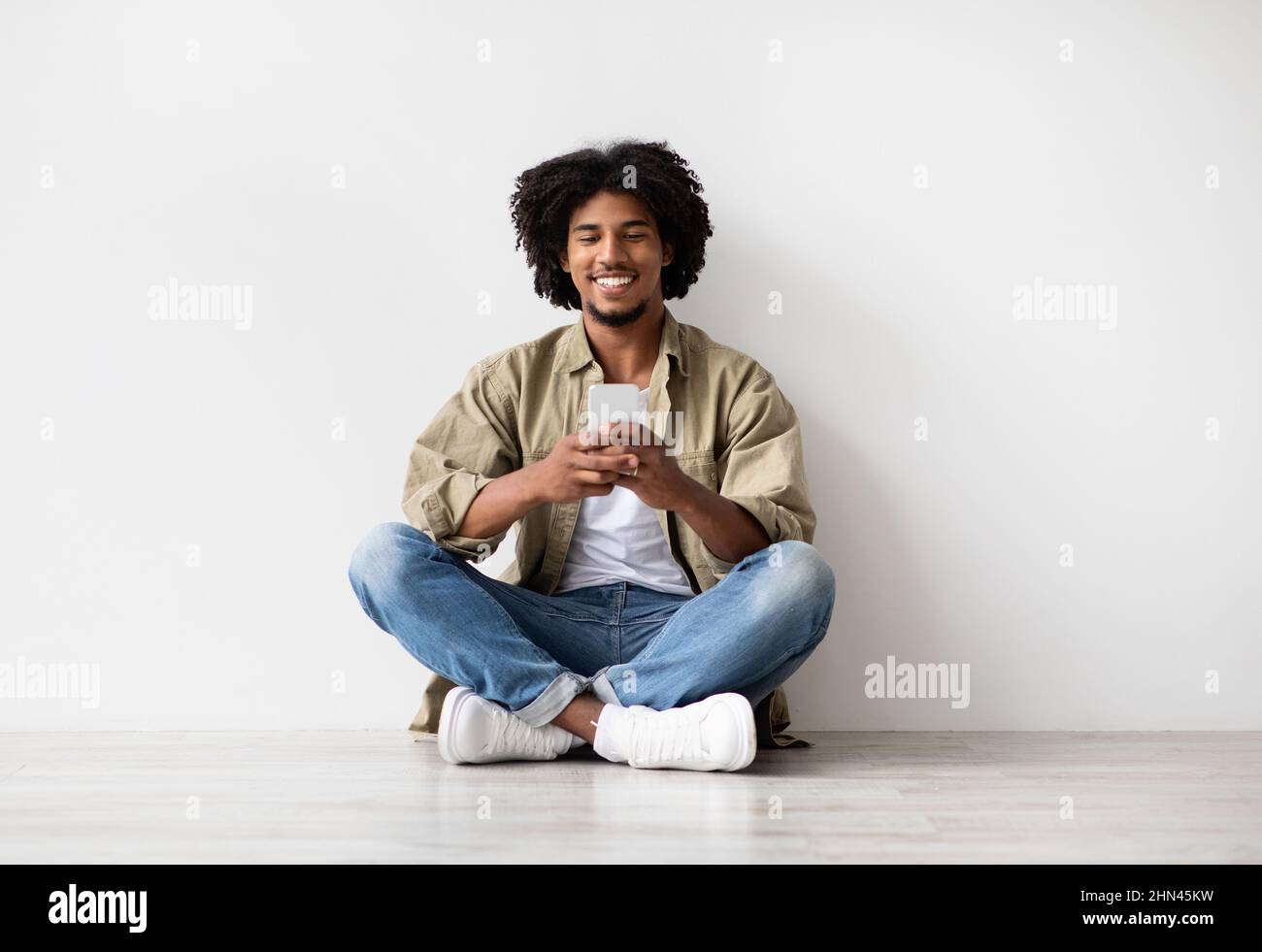 Online messaging communication hi-res stock photography and images - Alamy