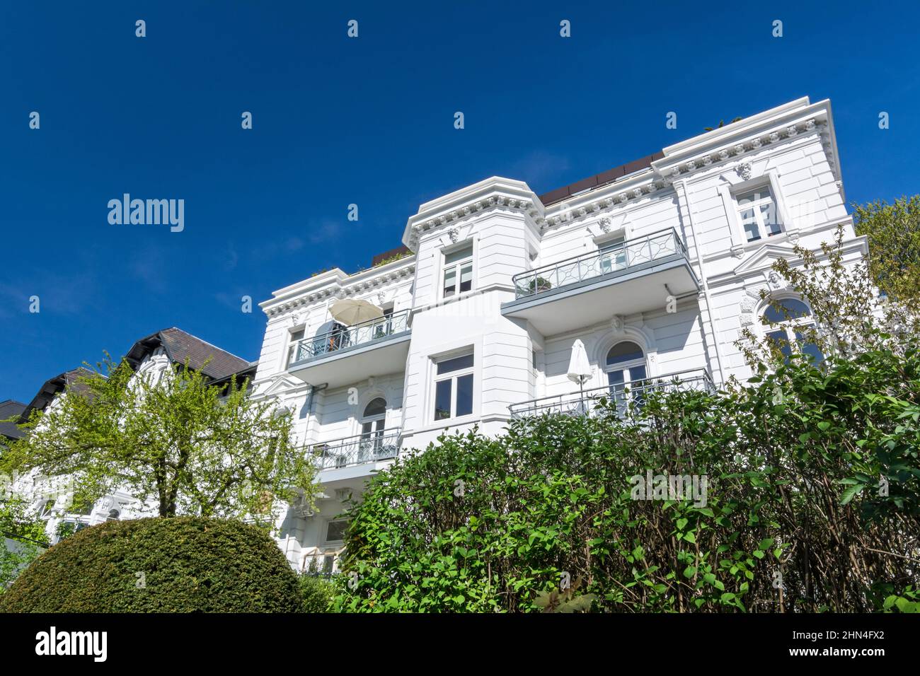 White facade building blue hi-res stock photography and images - Alamy