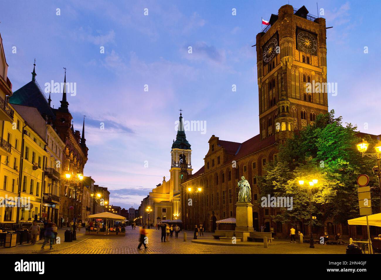 Torun Town Hall and statue of Copernicus Stock Photo - Alamy
