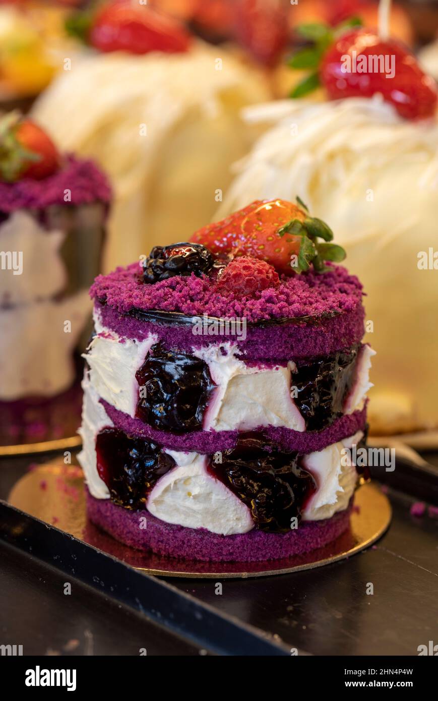 Cake and patisserie counter hi-res stock photography and images - Alamy