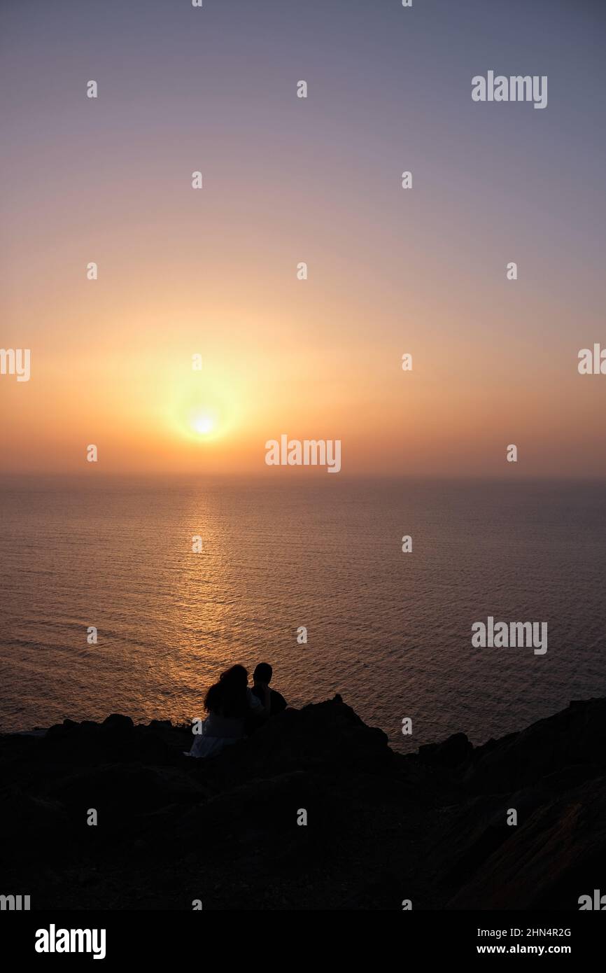 Romantic couple sunset santorini hi-res stock photography and images ...