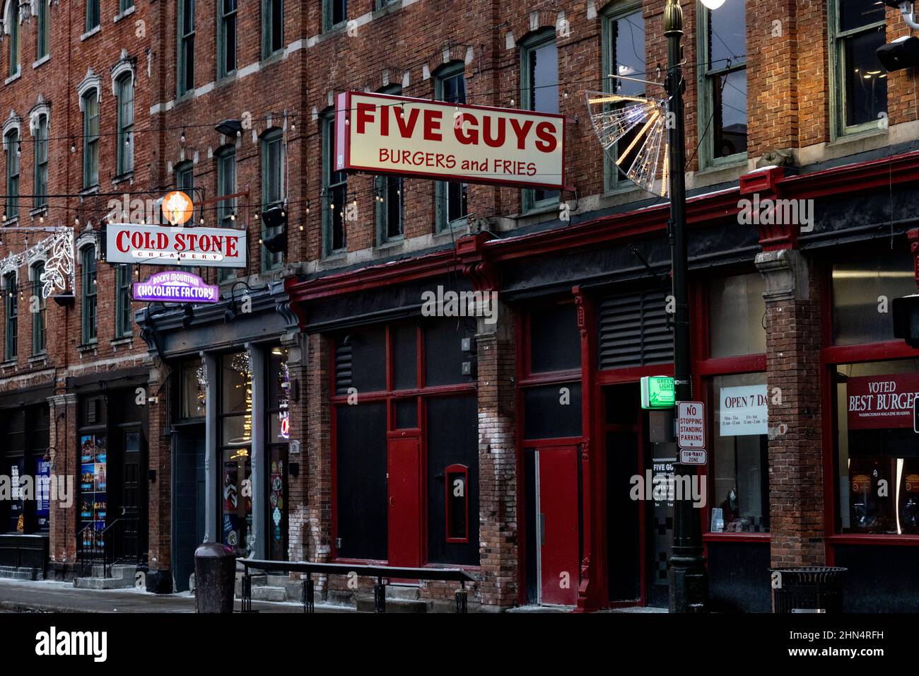 Five guys 2022 hi-res stock photography and images - Alamy