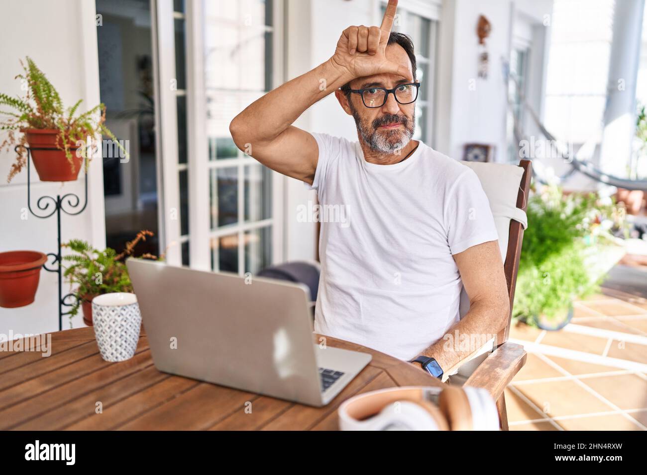 Loser hand gesture computer hi-res stock photography and images - Alamy