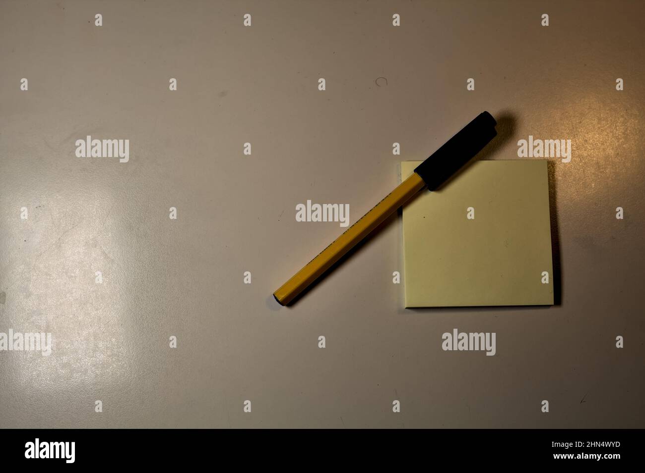Pen and notepaper block on a desk Stock Photo - Alamy