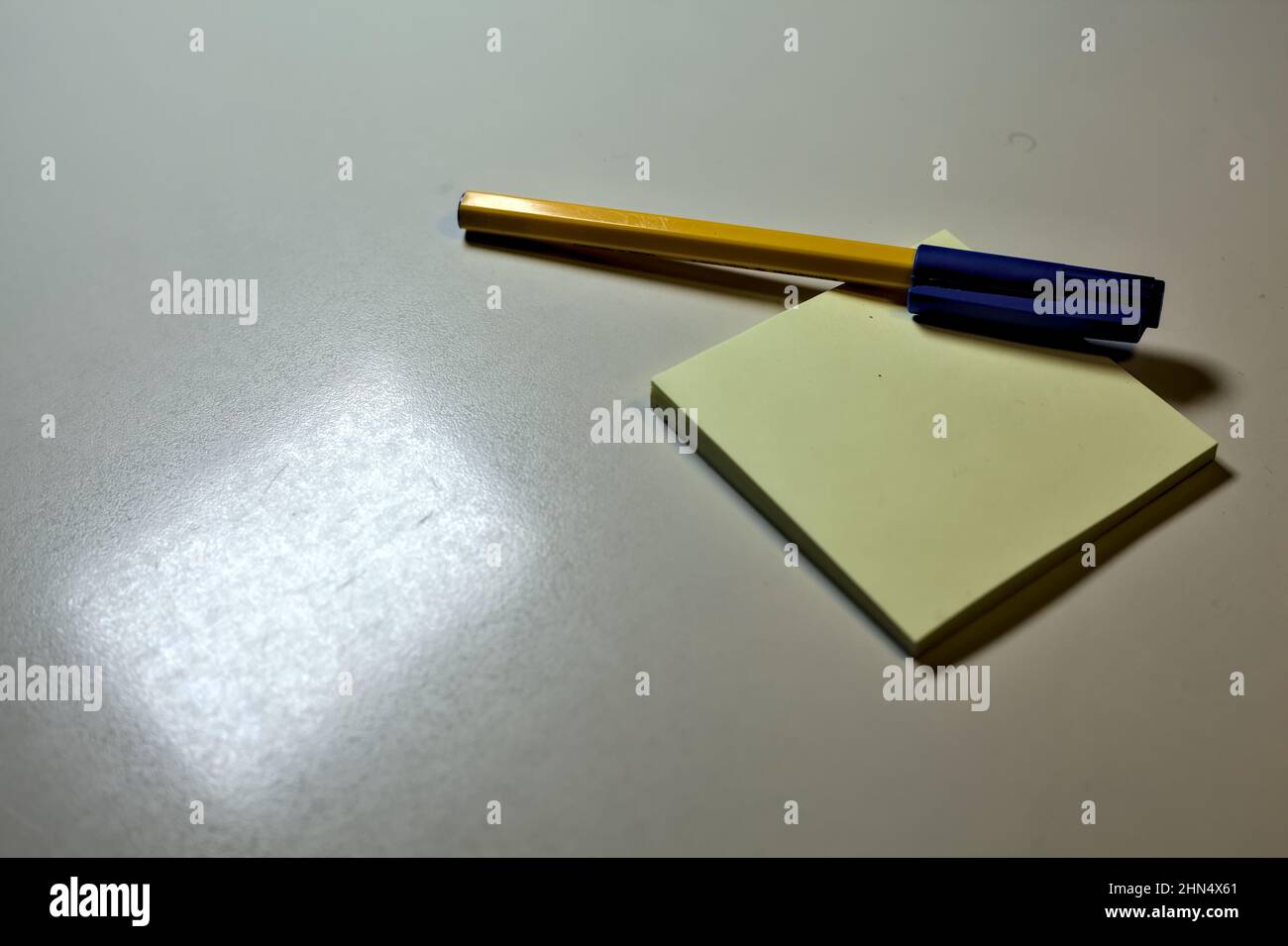 Pen and notepaper block on a desk Stock Photo - Alamy