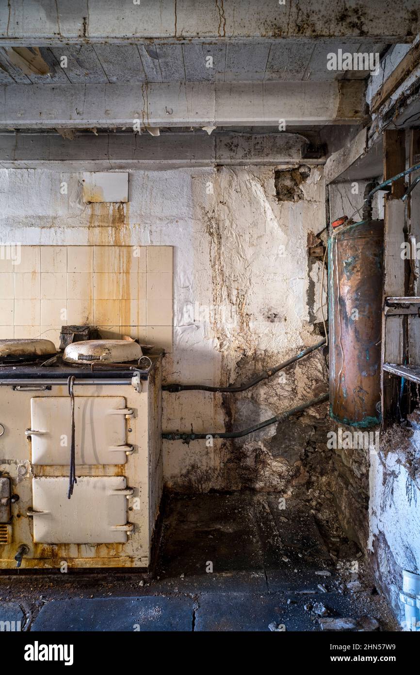 Derelict kitchen hi-res stock photography and images - Alamy