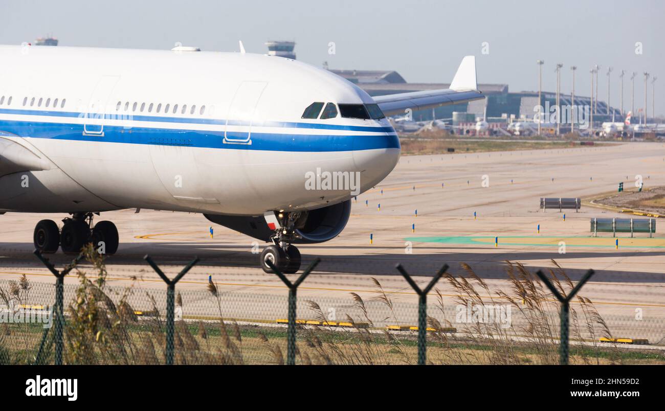 White passenger plane airport hi-res stock photography and images - Alamy