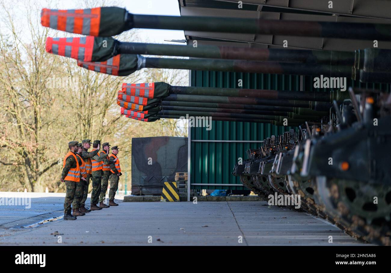 Munster, Germany. 14th Feb, 2022. Bundeswehr self-propelled howitzers ...