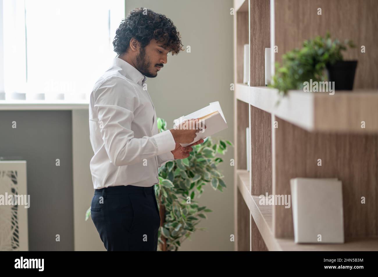 Choosing a book hi-res stock photography and images - Alamy