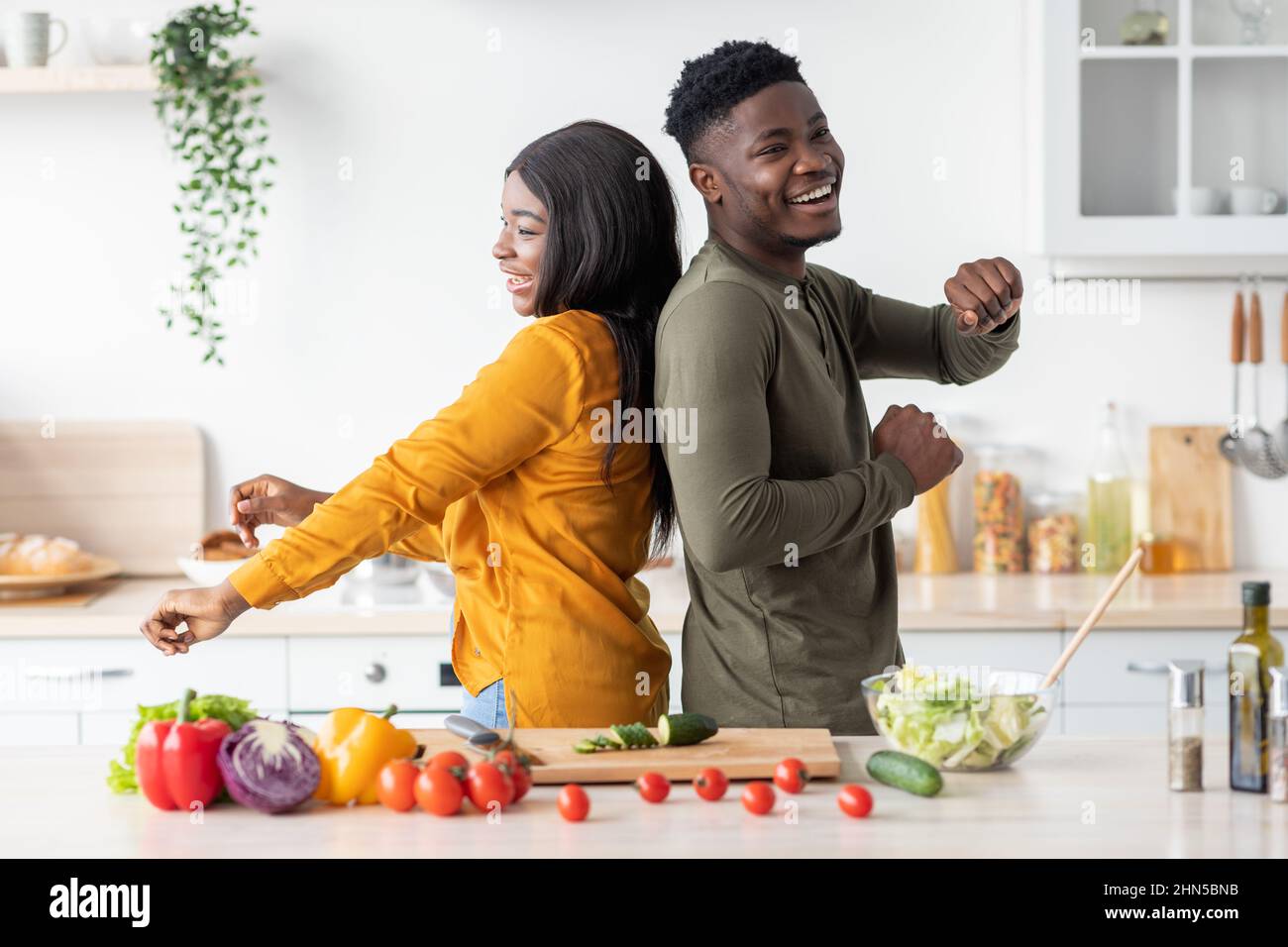 Black family healthy cooking hi-res stock photography and images - Alamy