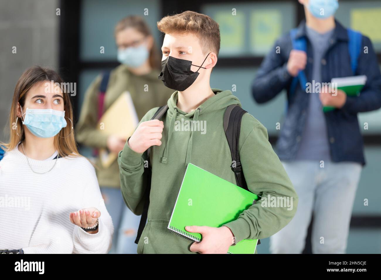 Teenage students covid masks hi-res stock photography and images - Alamy