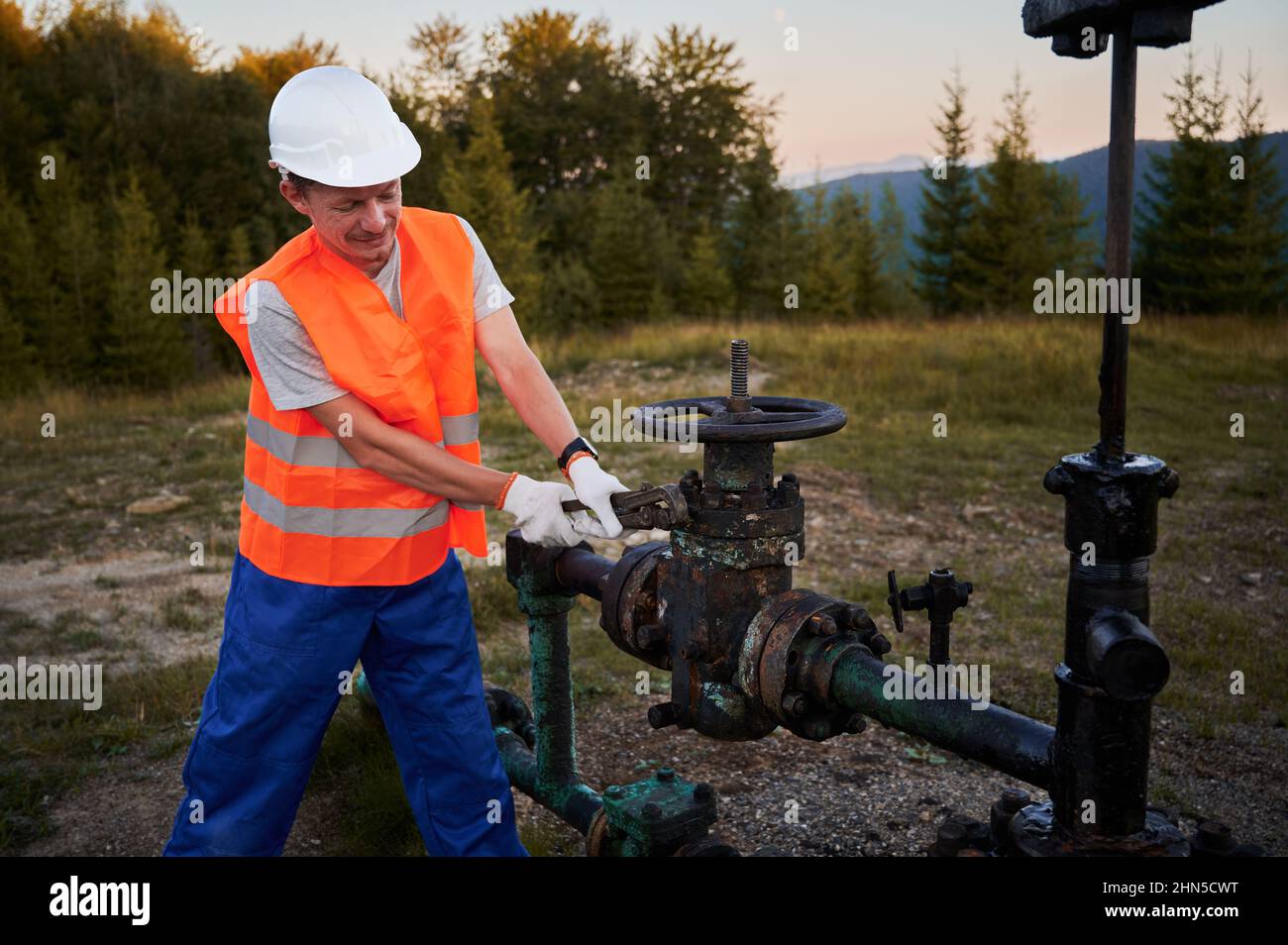Oil and gas production specialist hi-res stock photography and images ...