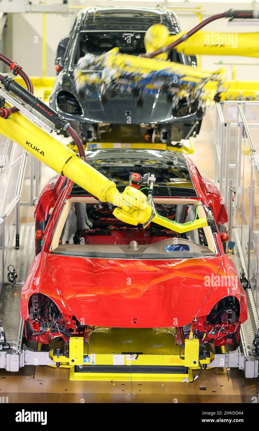 02 February 2022, Saxony, Leipzig: Robots glue the front and rear ...