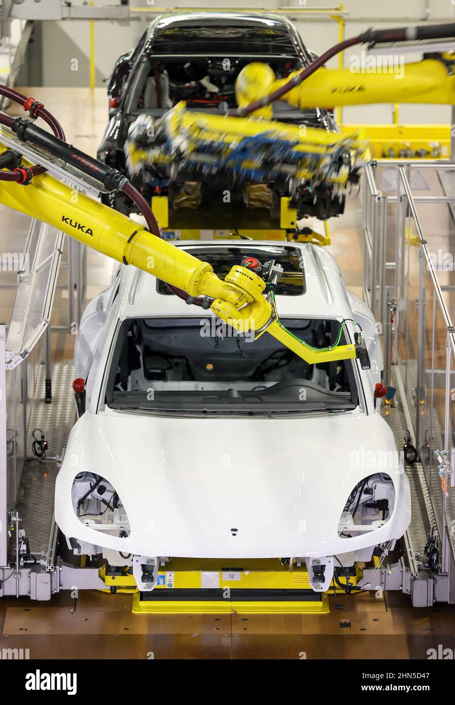 02 February 2022, Saxony, Leipzig: Robots glue the front and rear ...