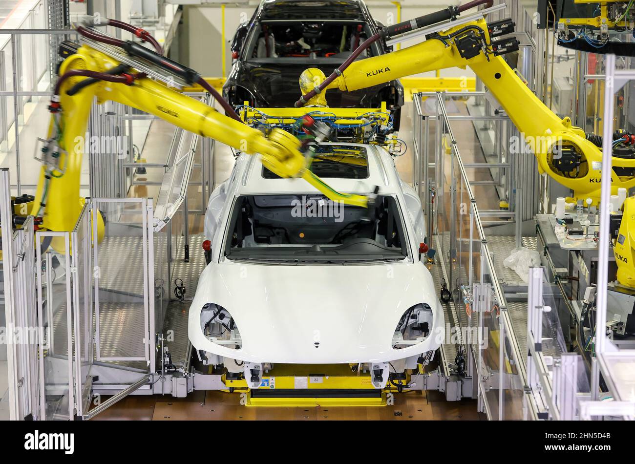 02 February 2022, Saxony, Leipzig: Robots glue the front and rear ...