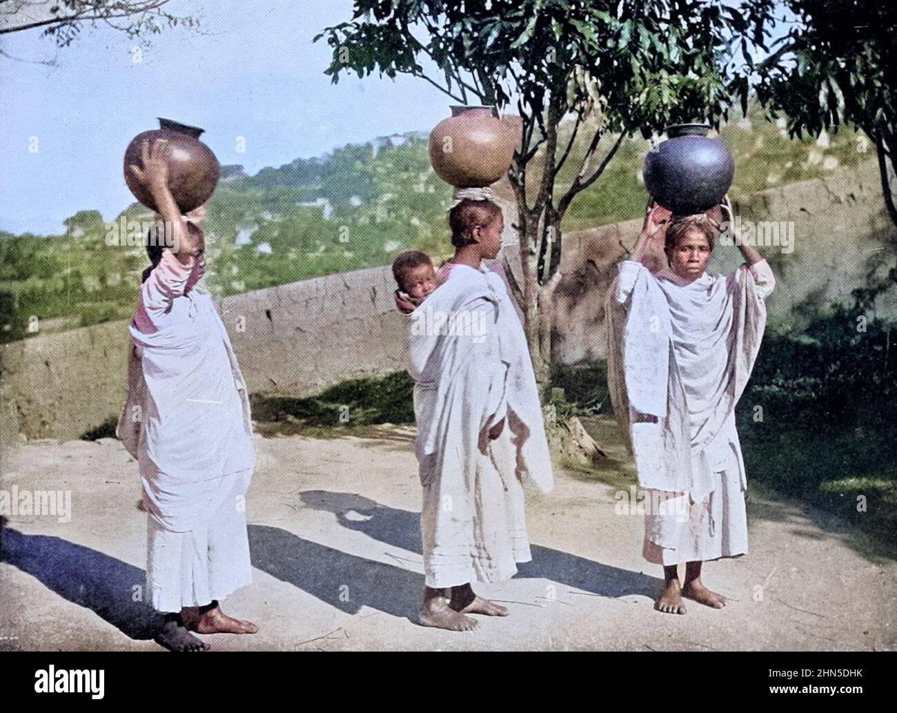 Madagascar traditional clothing hi-res stock photography and images - Alamy