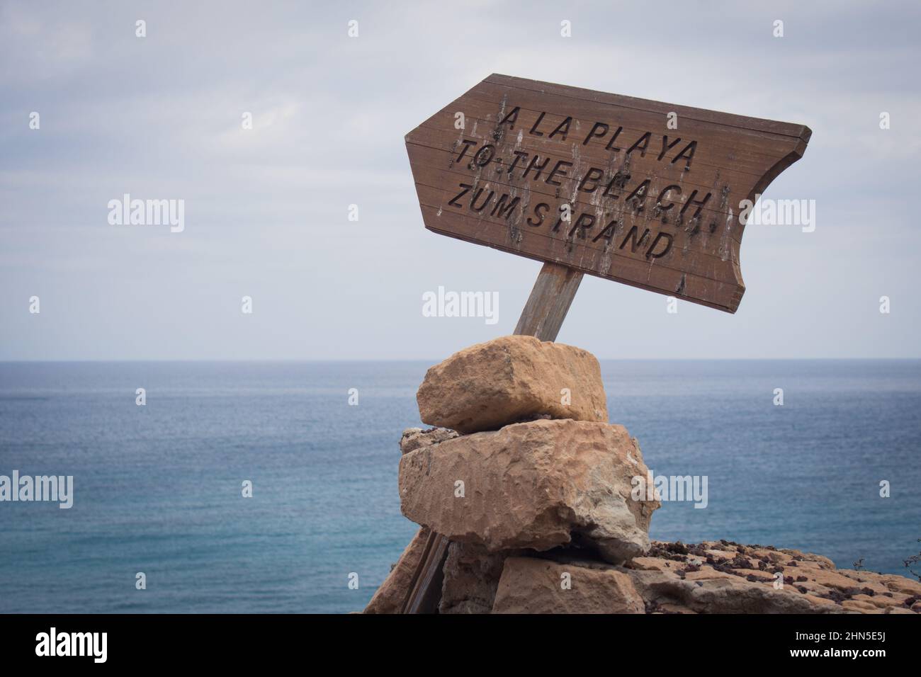 To the beach sign post Stock Photo - Alamy