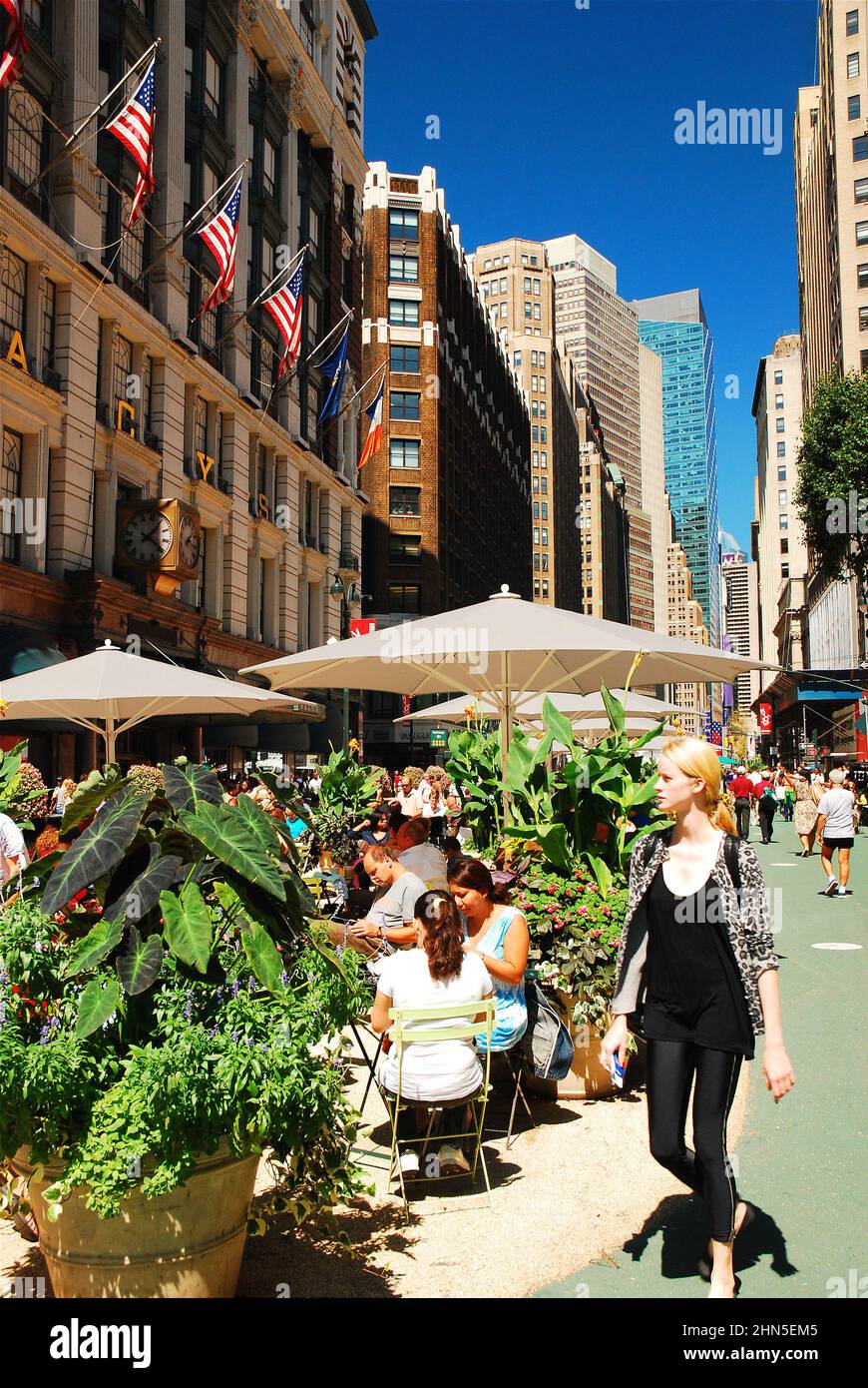Woman lunchtime walk city hi-res stock photography and images - Alamy