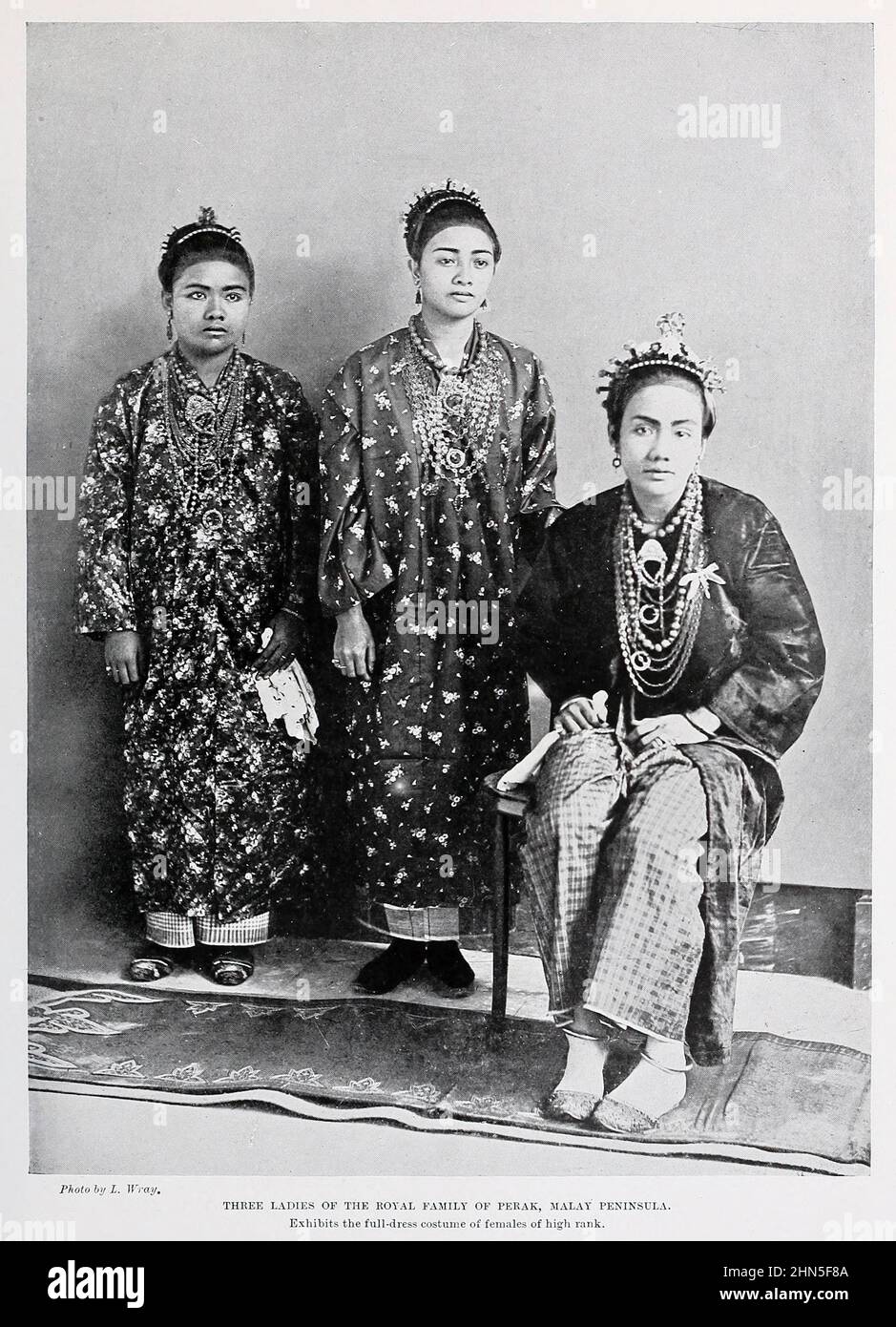 Malay family hi-res stock photography and images - Alamy