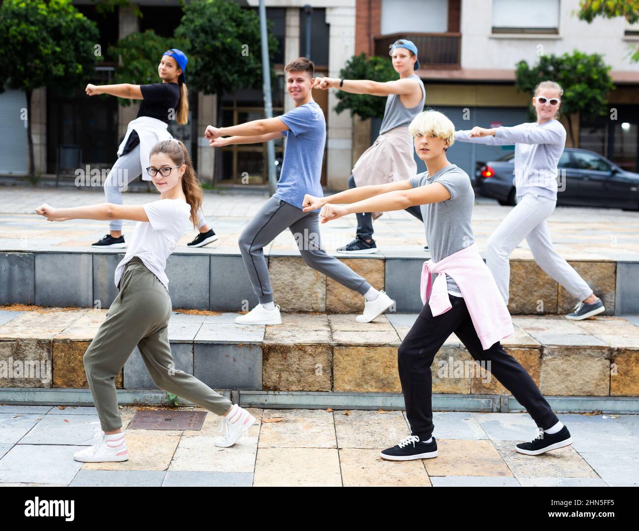 Teenagers street dance class hi-res stock photography and images - Alamy