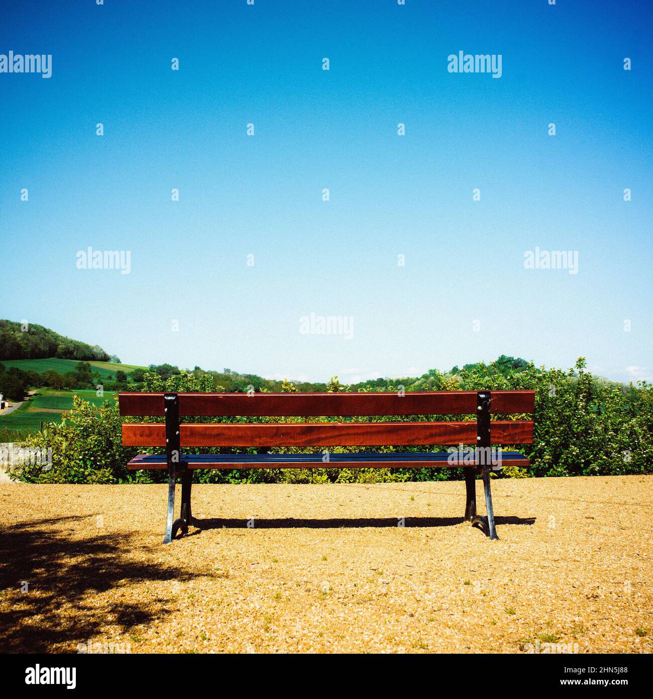 Countryside bench hi-res stock photography and images - Alamy