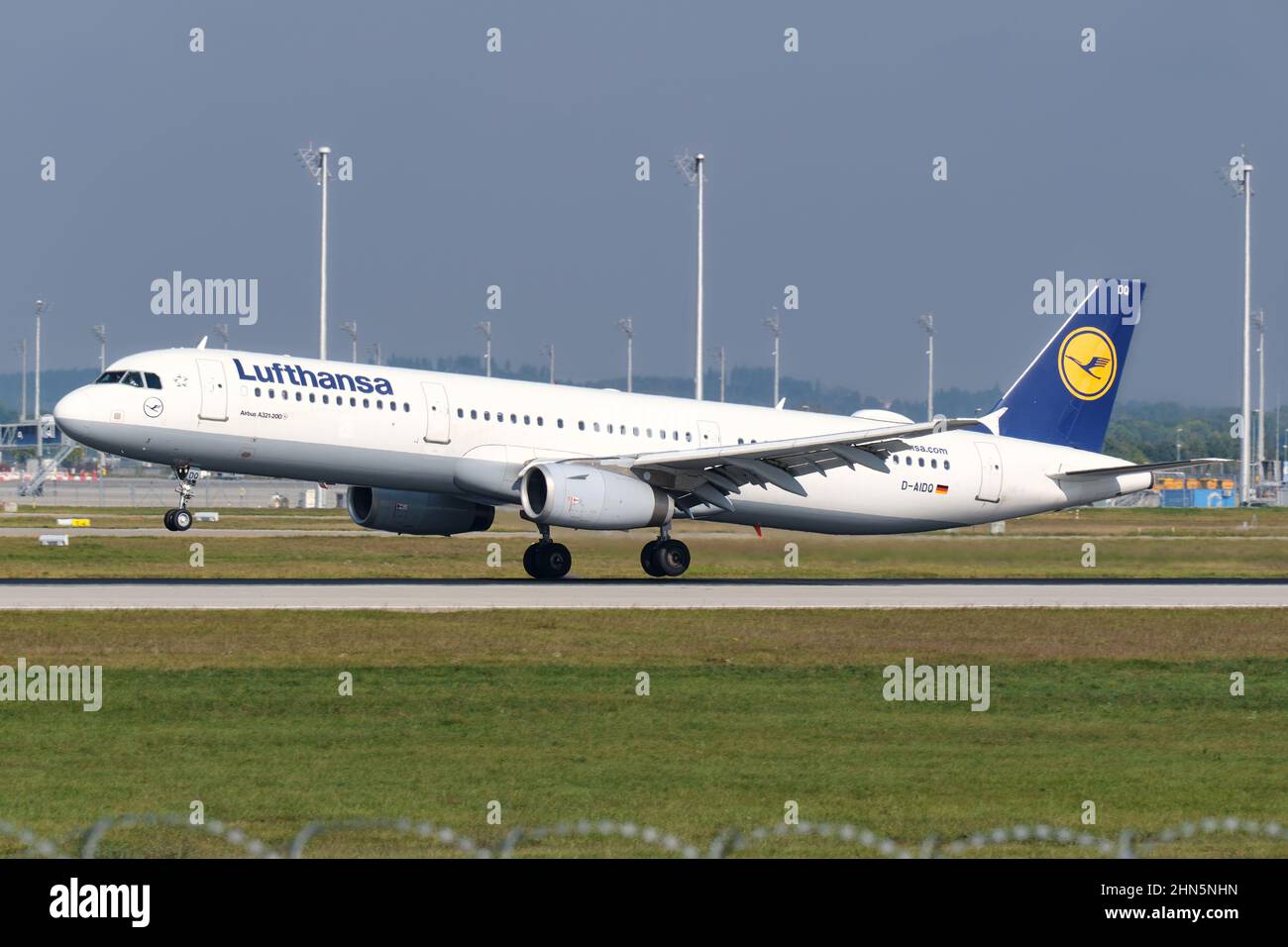A Lufthansa Airbus A321 aircraft shortly before touchdown in Munich ...