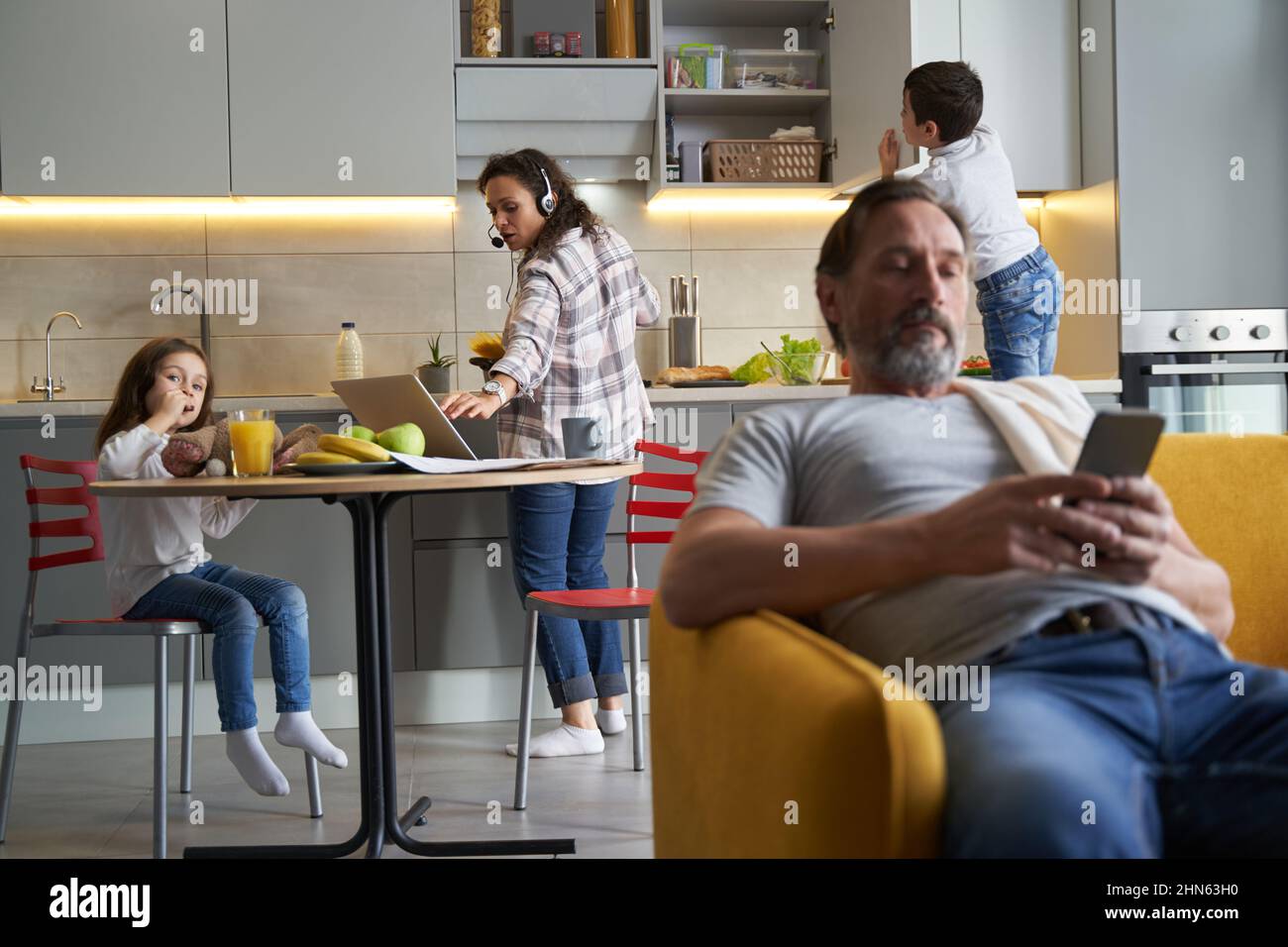 Laptop kid woman cooking hi-res stock photography and images - Alamy