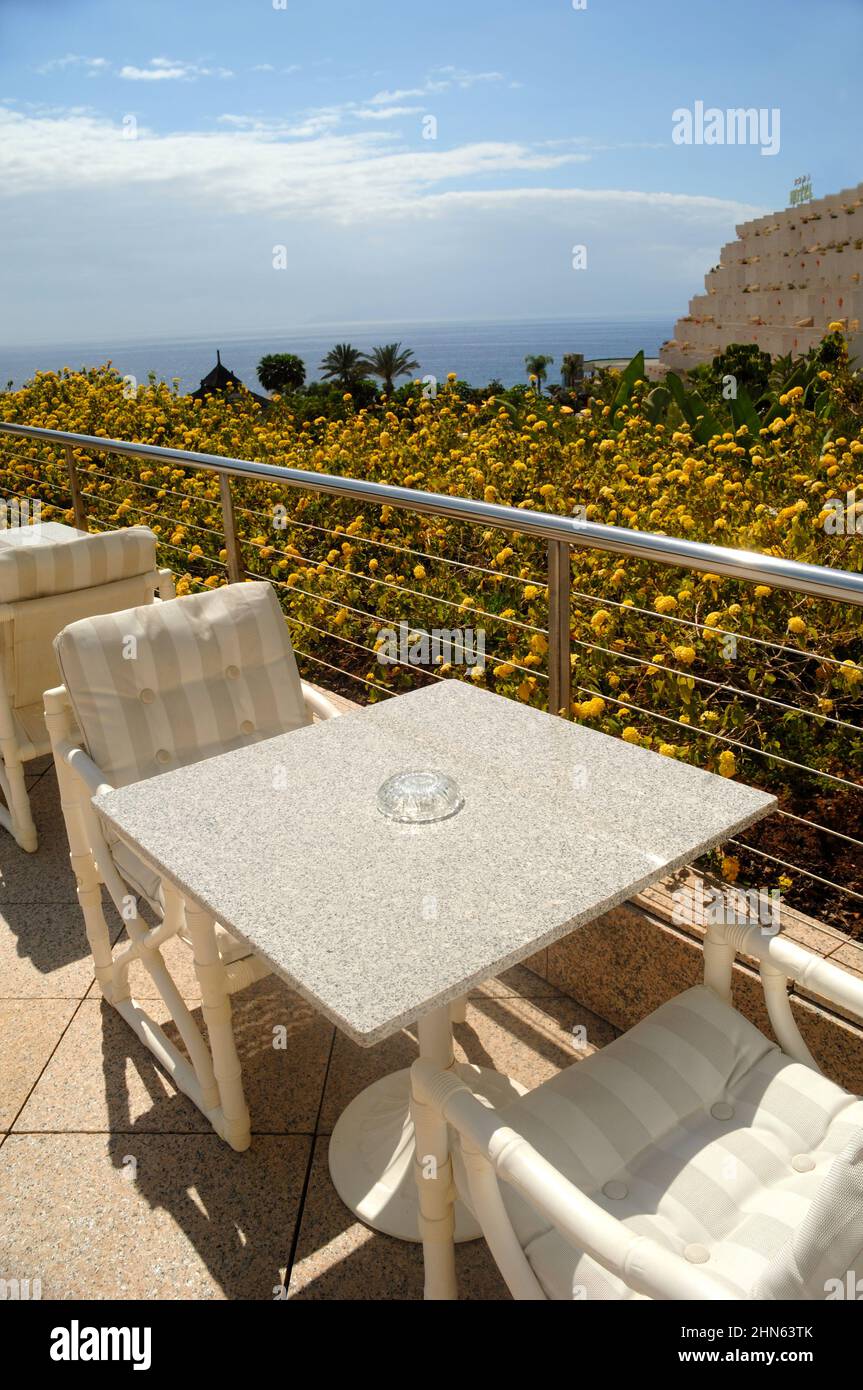 Empty restaurant table and hotel Stock Photo - Alamy