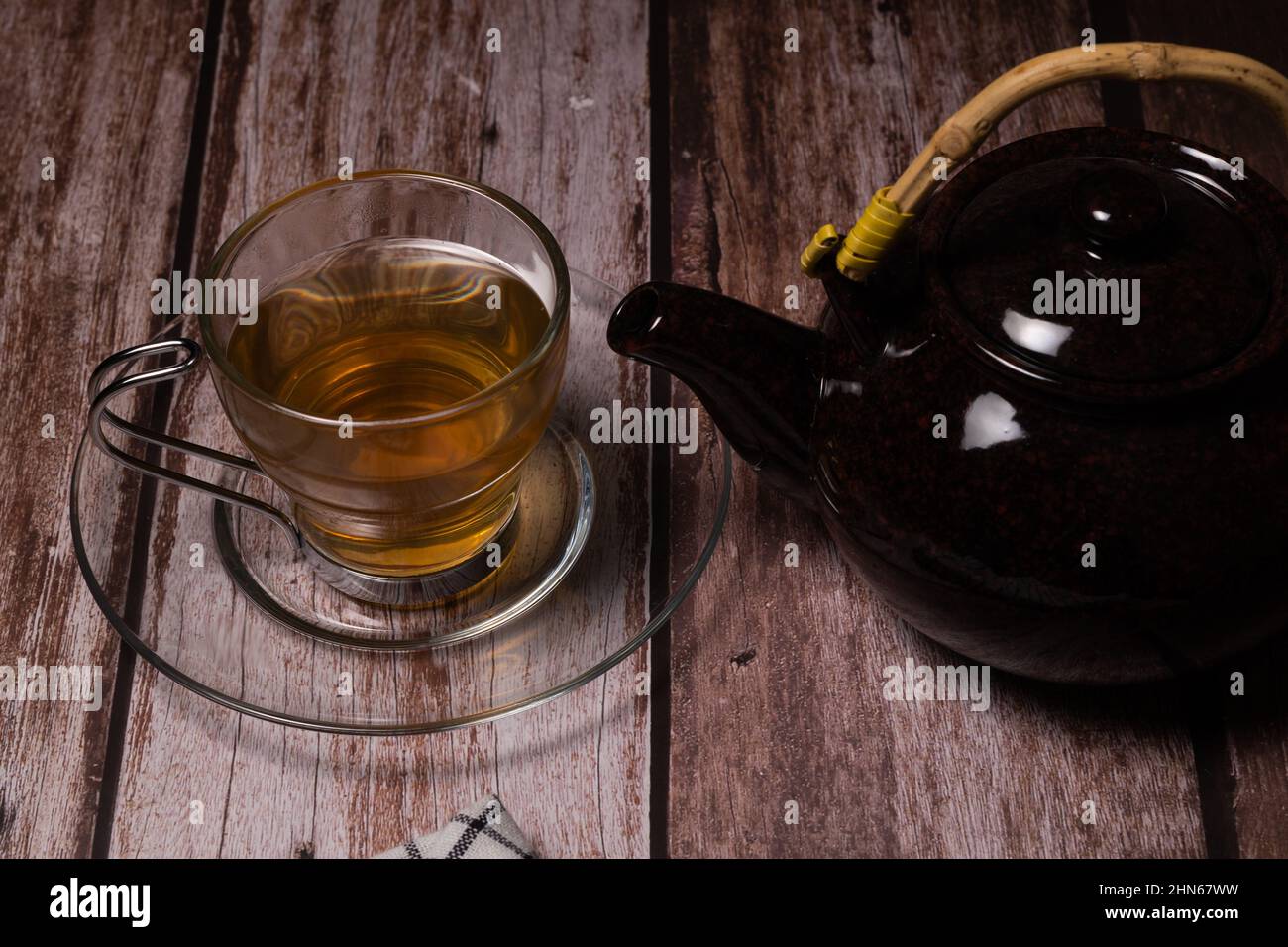 teacup and teapot pouring hot tea Stock Photo - Alamy