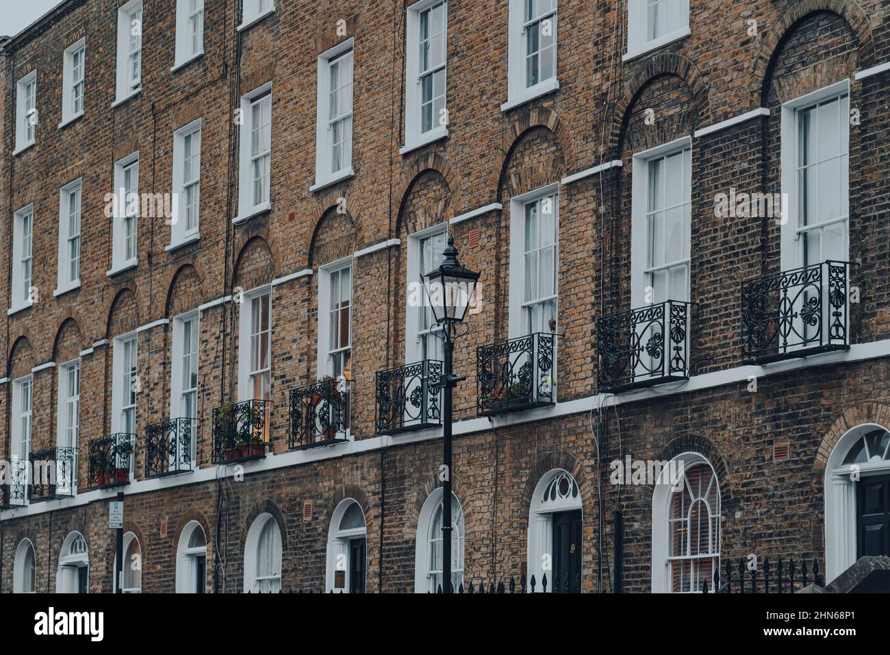 Islington row houses hi-res stock photography and images - Alamy