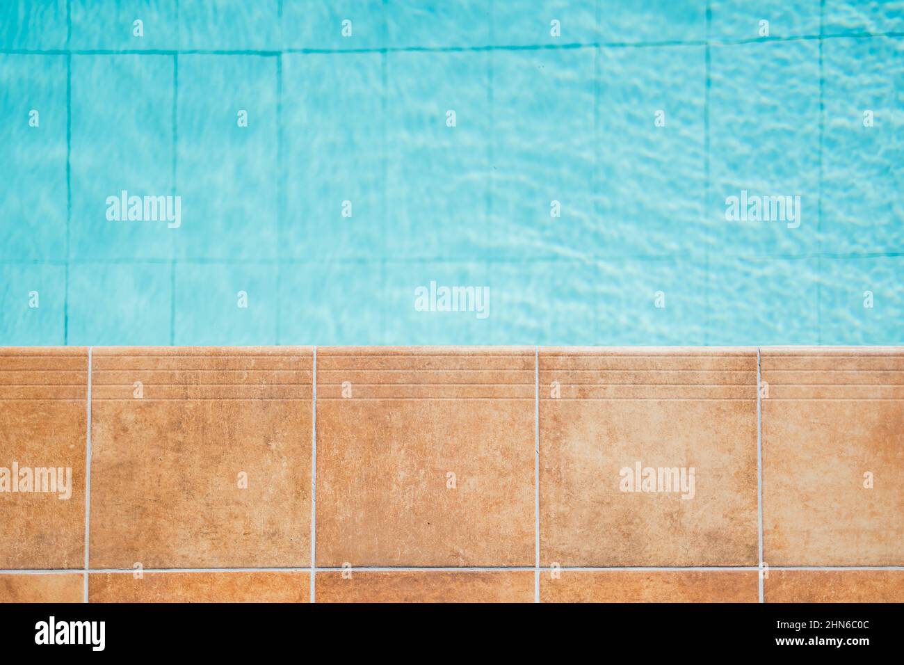 Edge of a turquoise blue swimming pool Stock Photo - Alamy