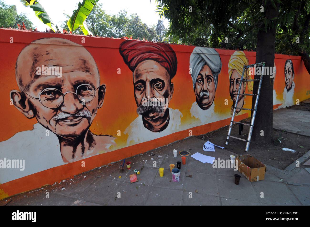 Delhi Street Art Group members makes the finishing touches on the ...