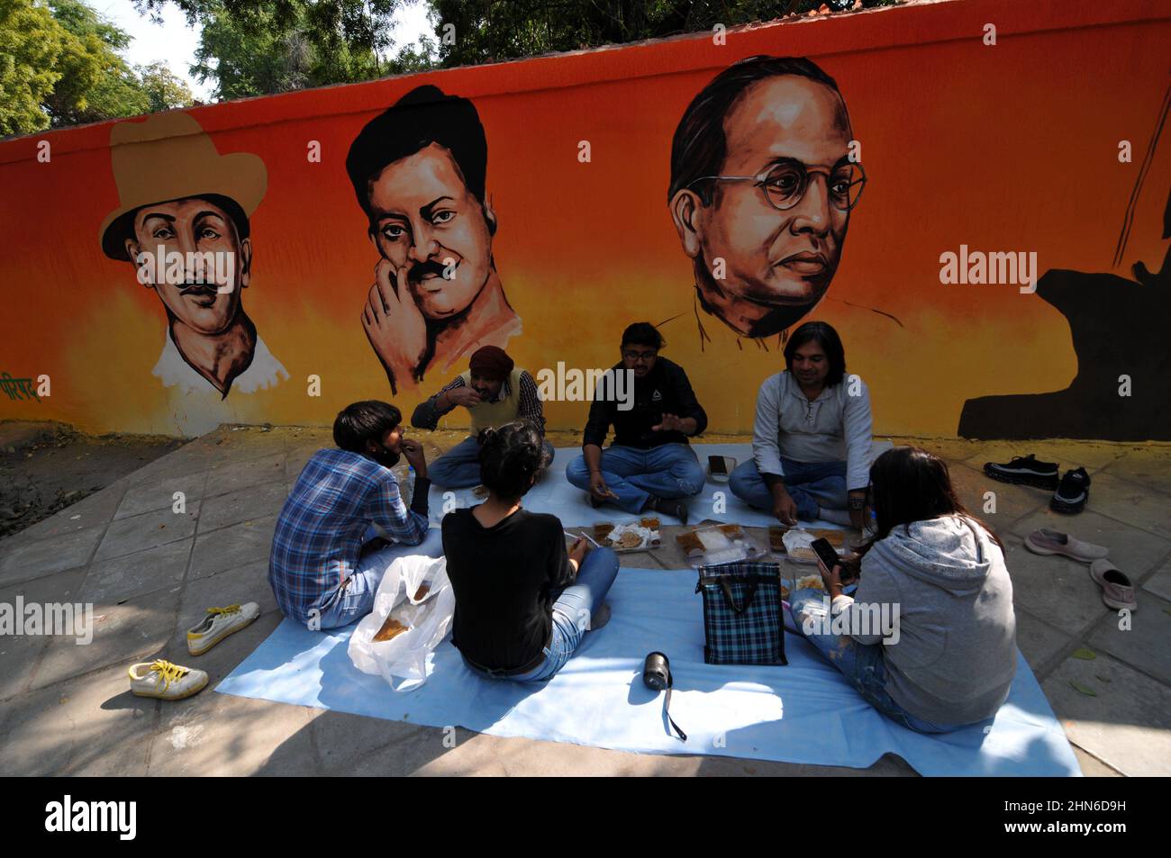 Delhi Street Art Group members makes the finishing touches on the ...