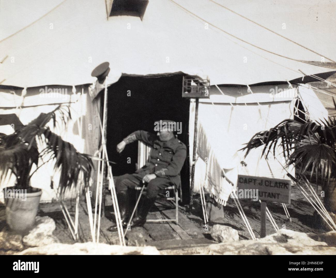 Wwi british captain uniform hi-res stock photography and images - Alamy