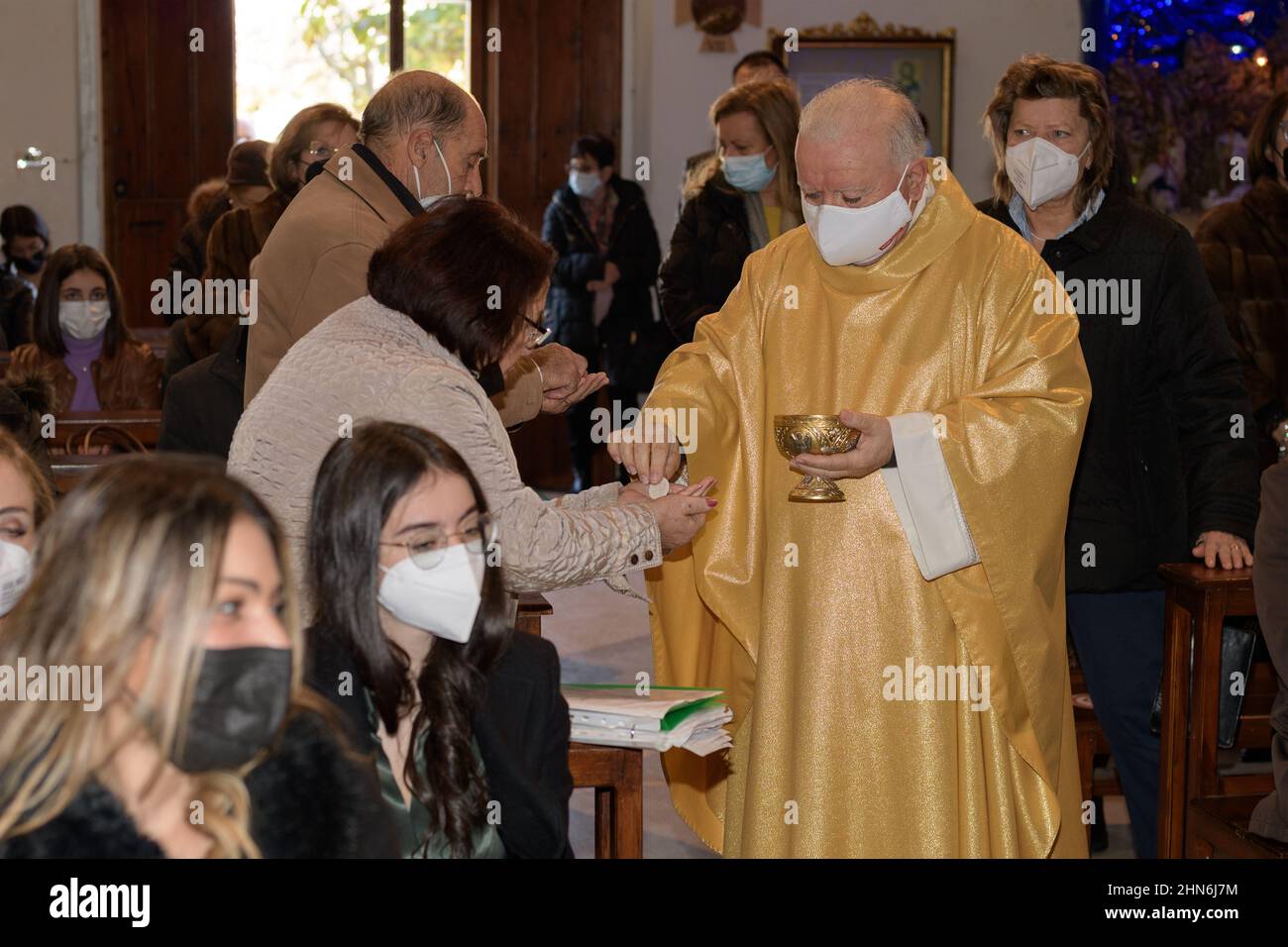 Jesus christ holding the holy grail hi-res stock photography and images ...