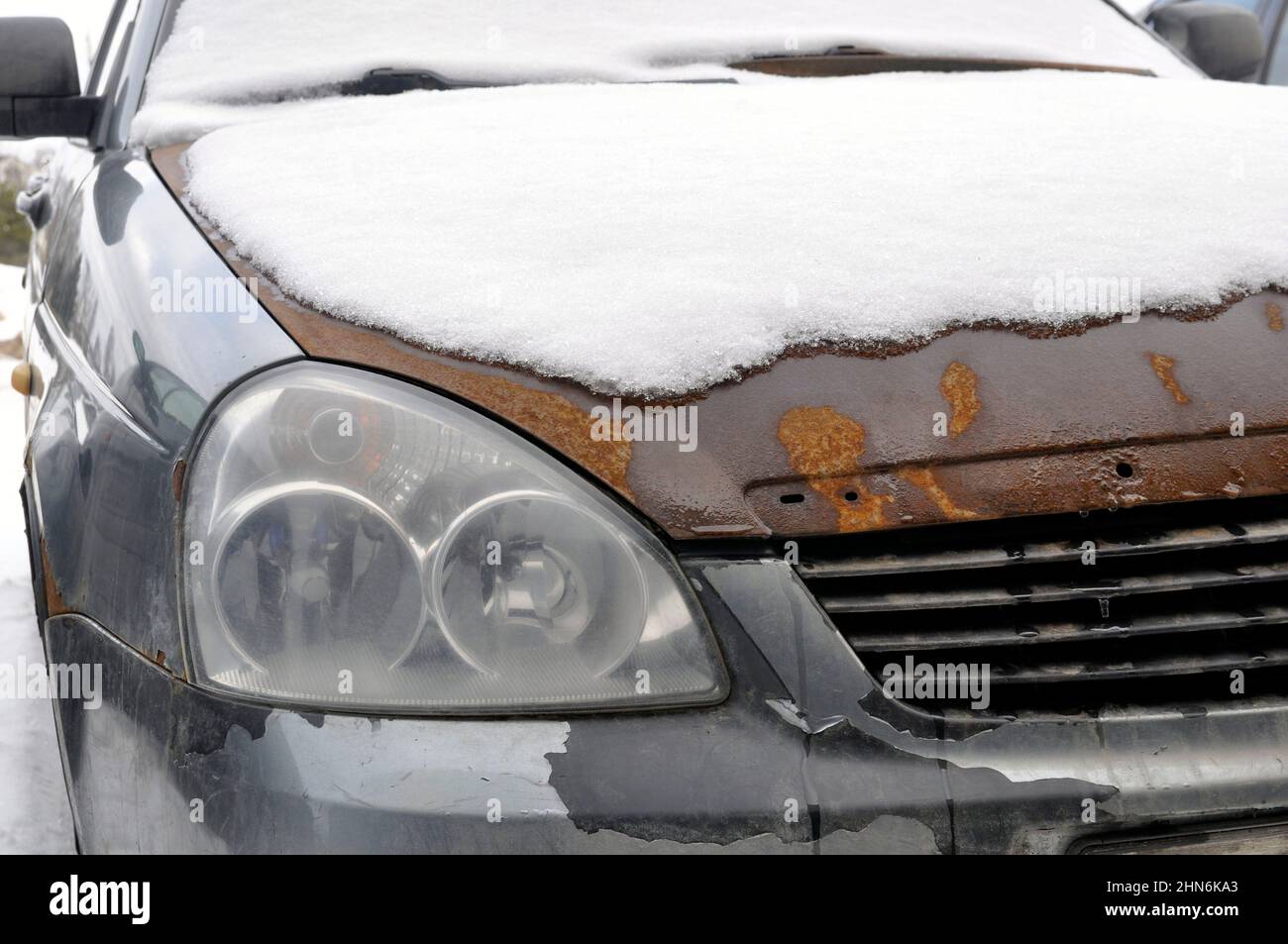 Rusty hood of an old car covered with snow. Auto junk Stock Photo - Alamy