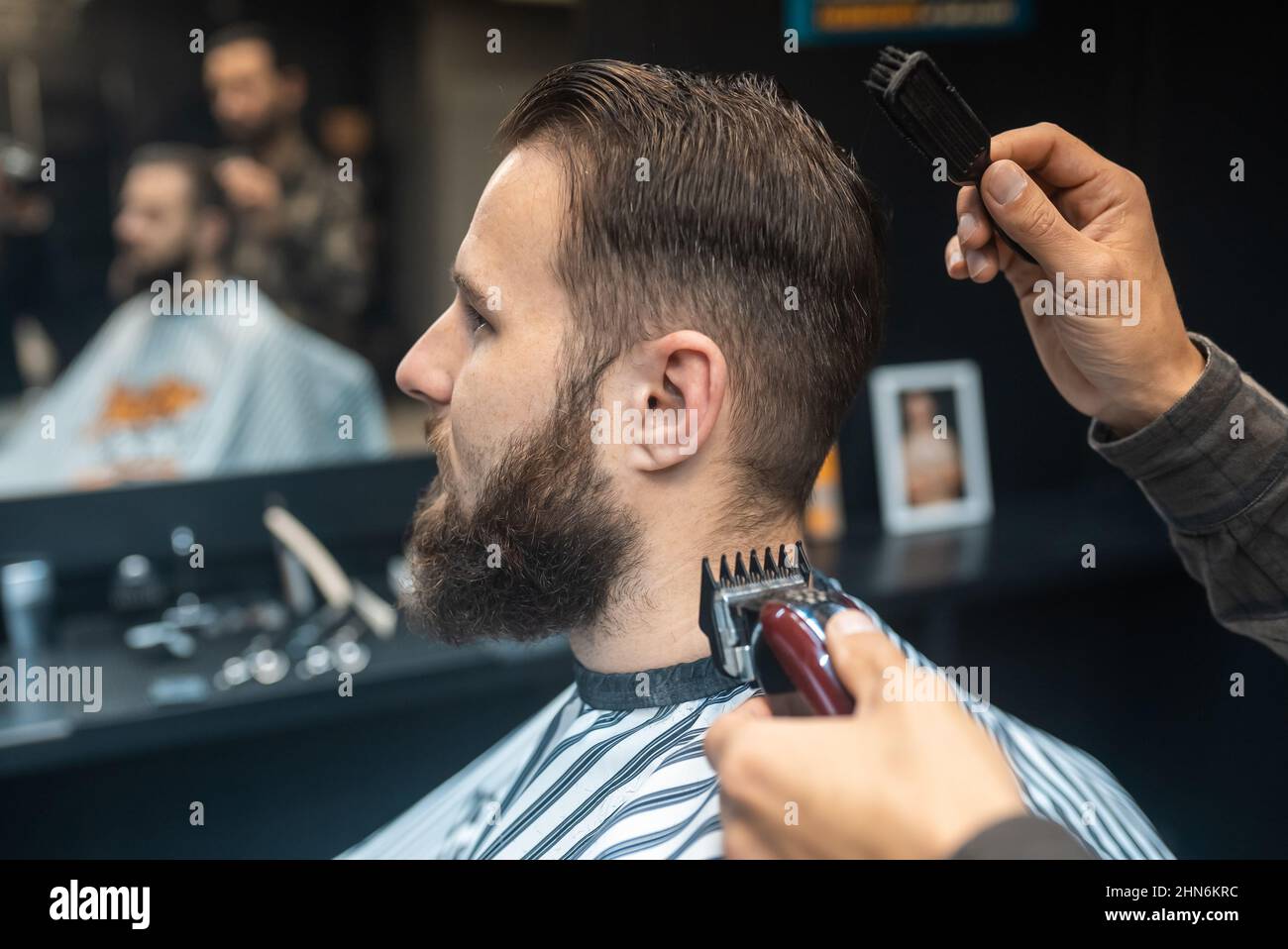 Master in barbershop makes men's haircutting with hair clipper Stock ...