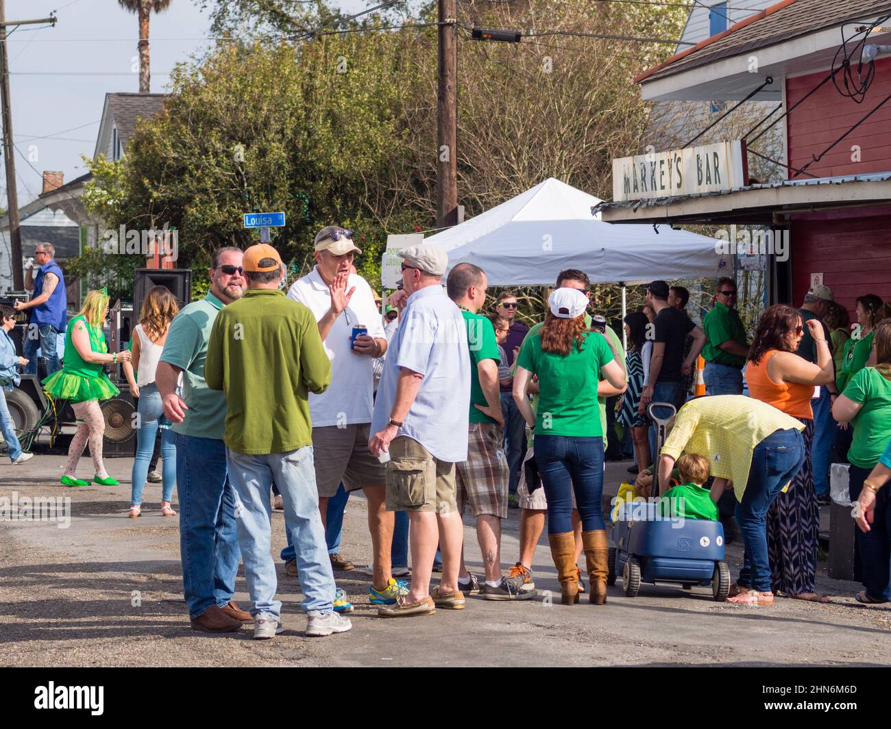 Crowd celebrating hi-res stock photography and images - Alamy