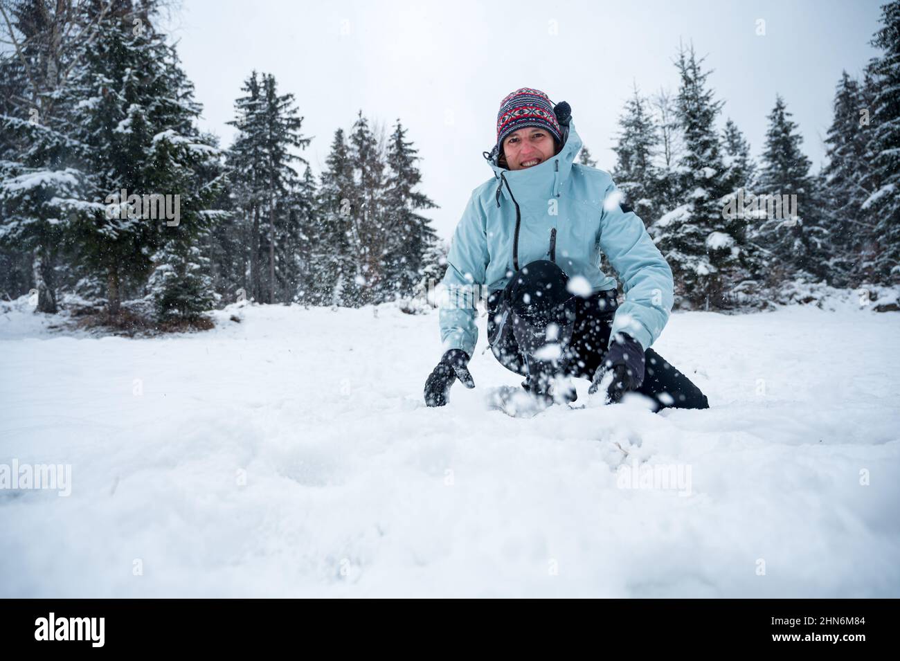 Man throwing snow girl hi-res stock photography and images - Alamy