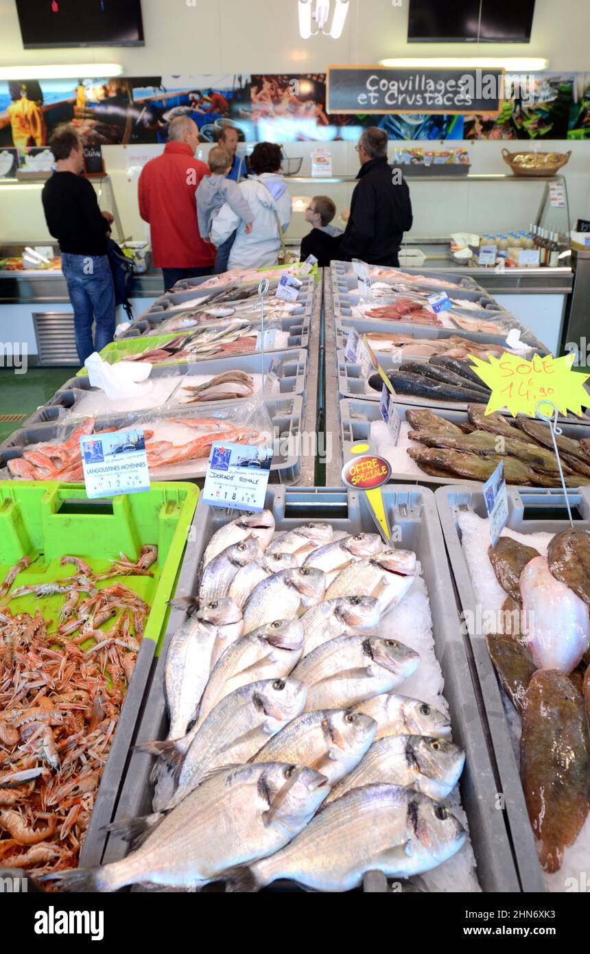 FRANCE. CHARENTE-MARITIME (17). ISLAND OF OLERON. THE FISH SHOP OF "LES ...