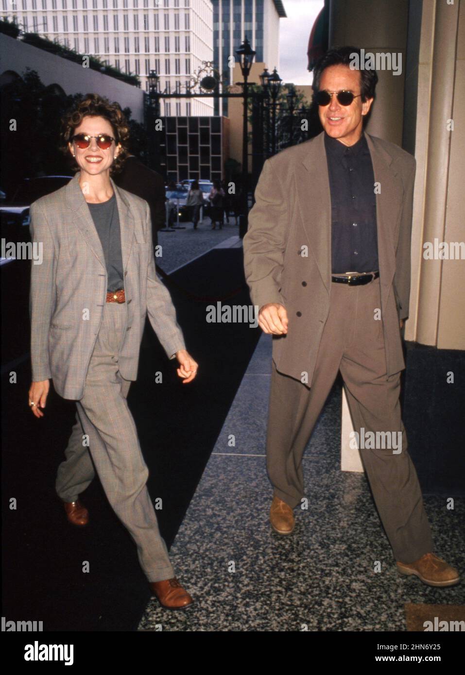 Warren beatty annette bening 1992 hi-res stock photography and images ...