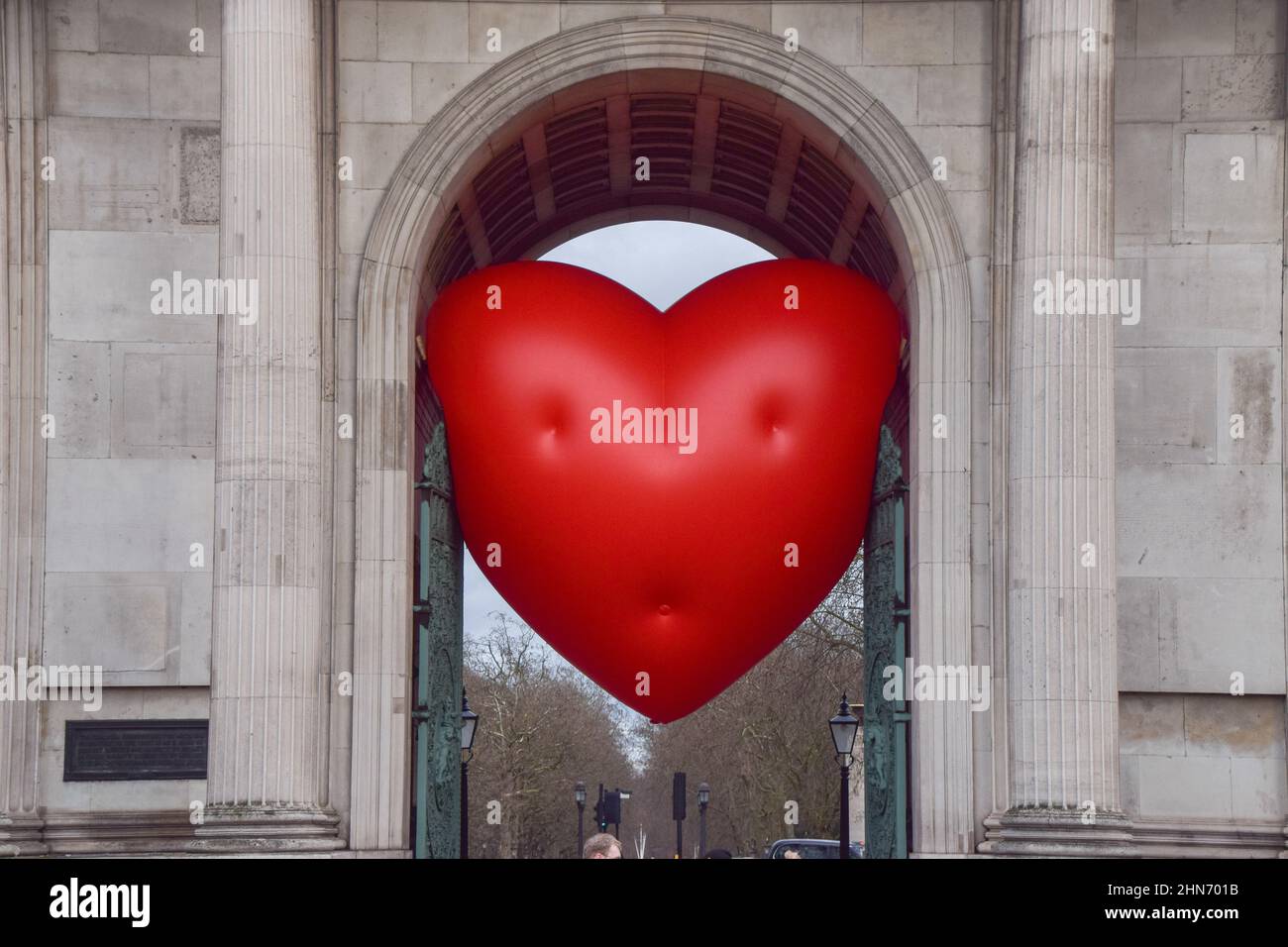 Wellington arch with a big red heart in it hi-res stock photography and ...