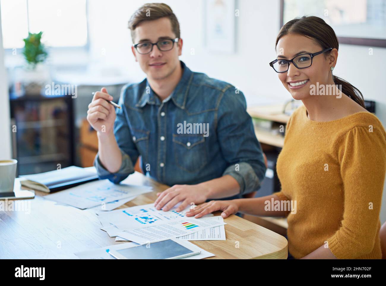 Teamwork table hi-res stock photography and images - Alamy
